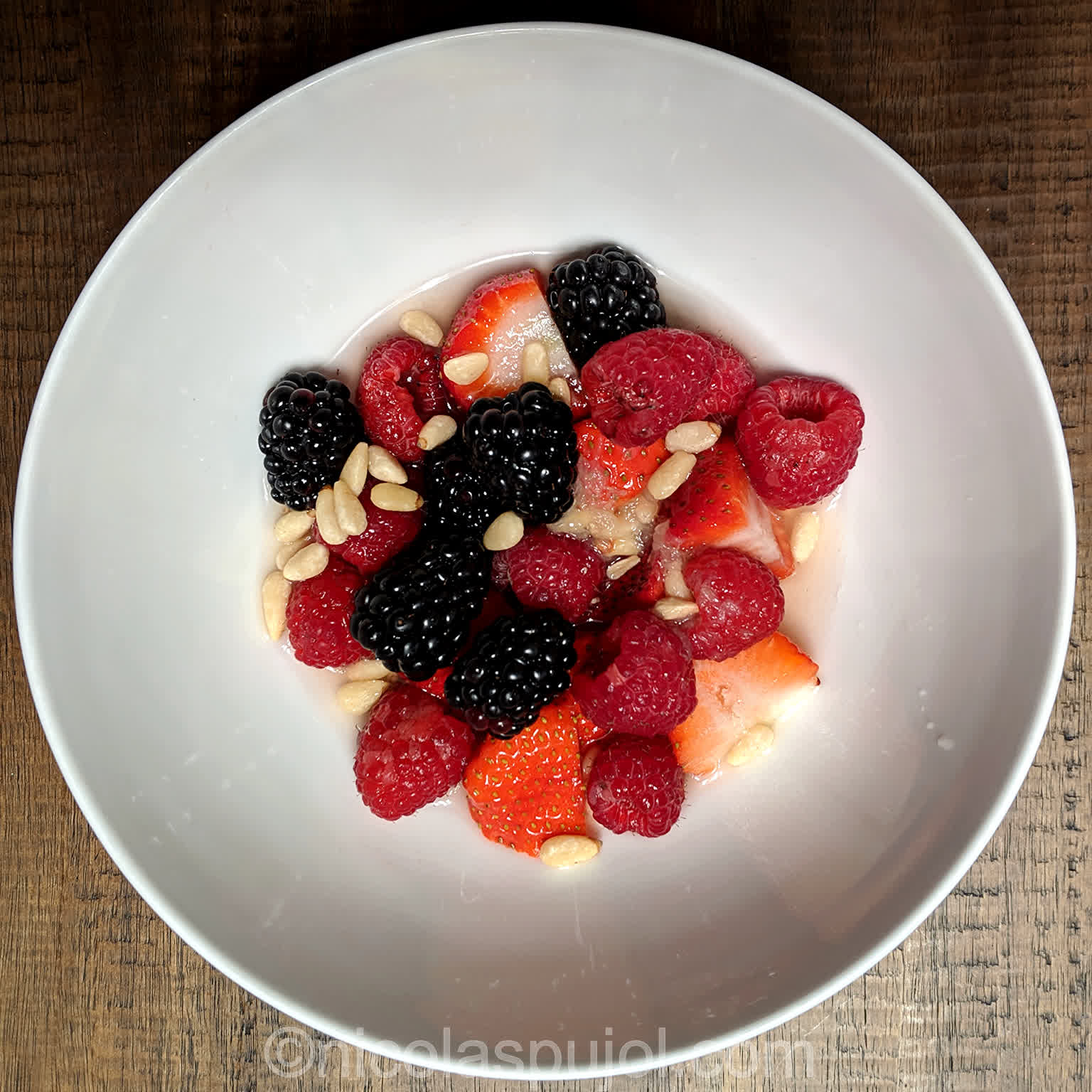 Mixed berry fruit salad with pine nuts - Fruit salads - nicolaspujol.com