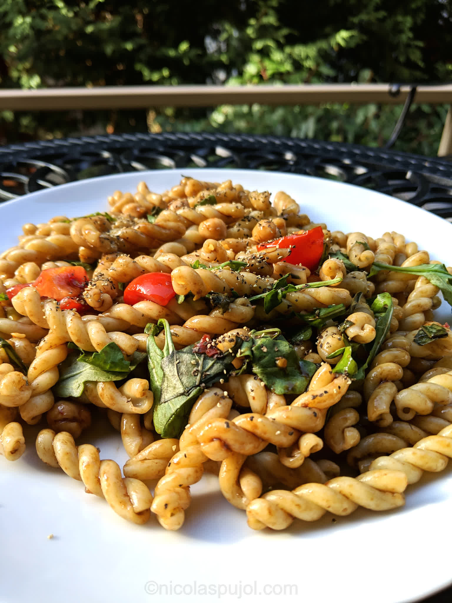 Oil-free pasta salad with arugula, tomato and garbanzo beans - Pasta ...